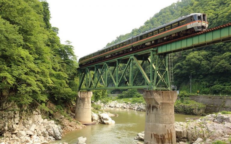 The Hida Limited Express to Takayama and Toyama - Japan Rail Pass